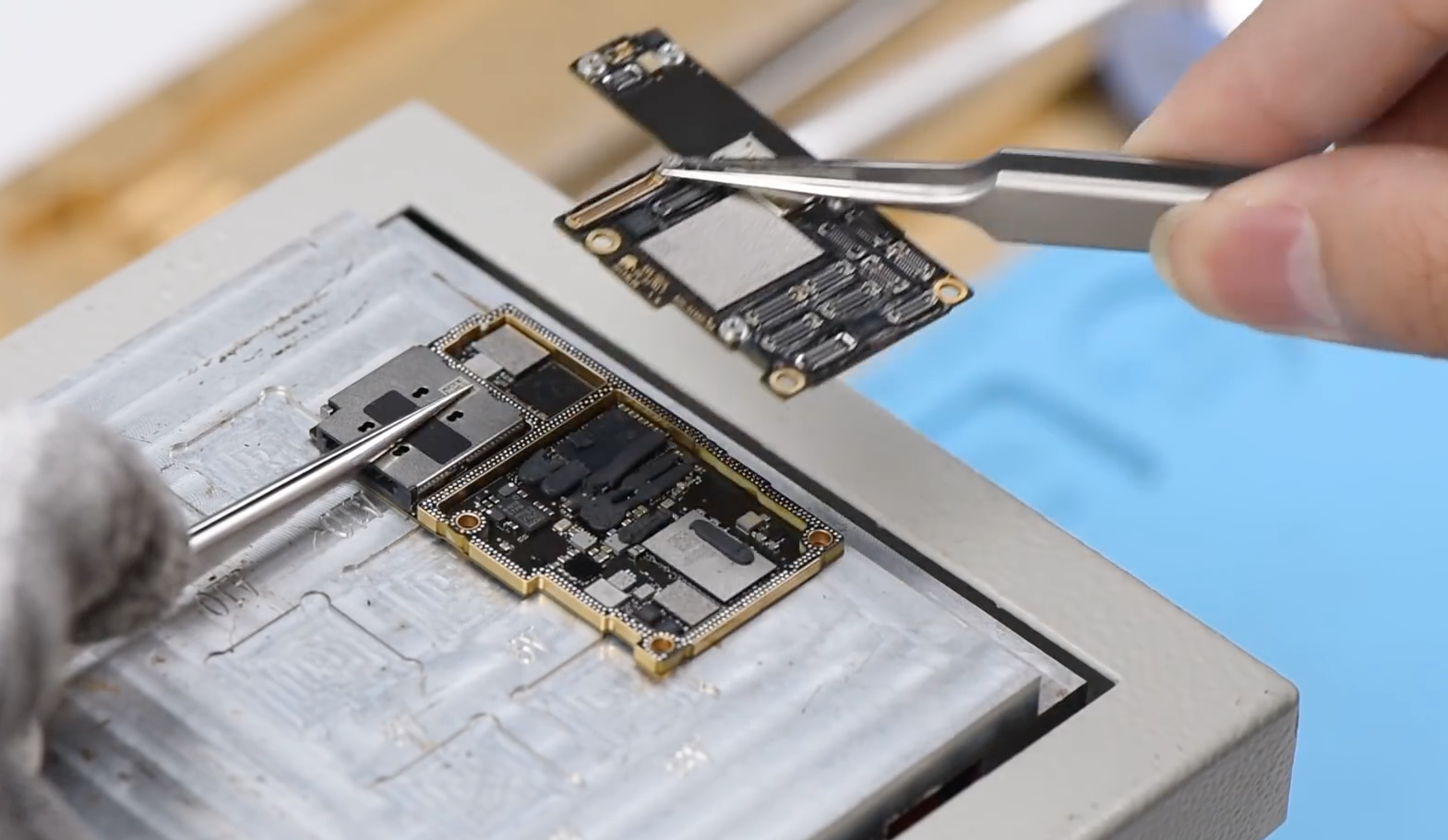 Kỹ thuật tách Main iPhone 11 Pro - Đại Tín Mobile